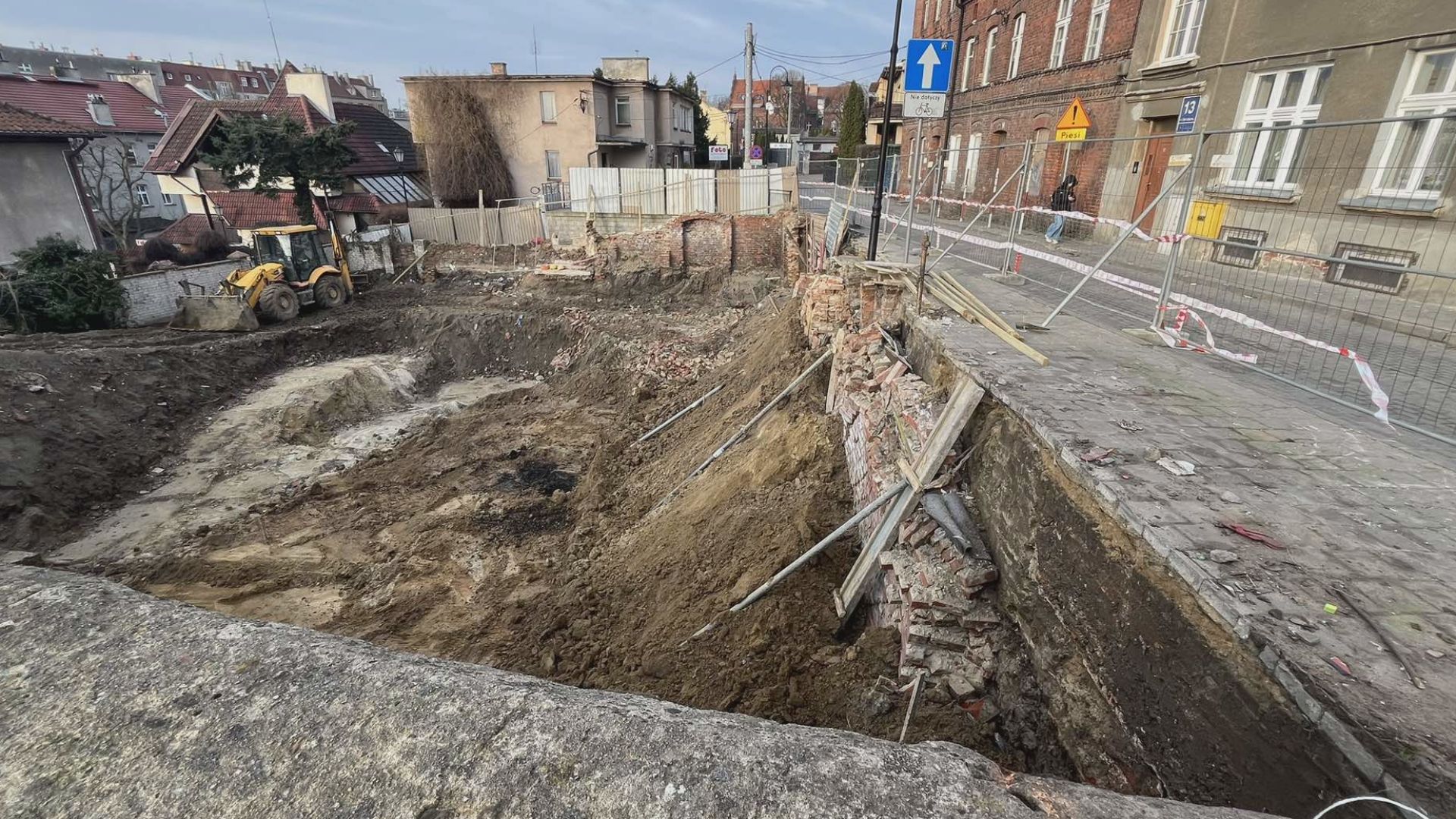 Ogrodowa zamknięta przez osunięcie muru | Tv Tetka Tczew